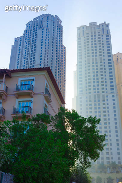 High rise buildings and streets in Dubai, UAE 이미지 (2080582886) - 게티이미지뱅크