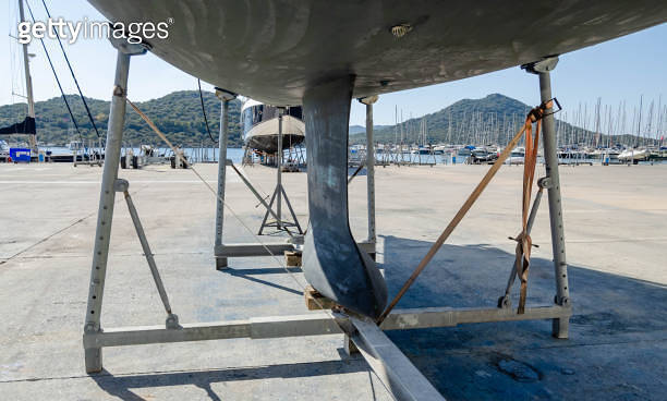 Bilge keel sailing yacht in dry dock. 이미지 (2072893731) - 게티이미지뱅크