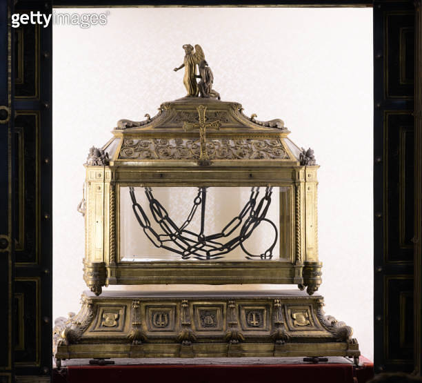 Relic of the chains that bound Saint Peter. San Pietro in Vincoli in ...