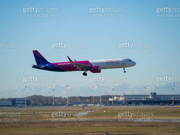 Wizzair Airbus A321 is landing at MXP Milano Malpensa international airport (2192002490) - 게티이미지뱅크