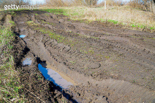Dirty impassable country road with deep ruts (2199372136) - 게티이미지뱅크
