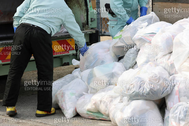 Garbage workers collect household waste (2191985396) - 게티이미지뱅크