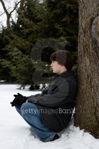 Man crouching by tree in snow 이미지 (92838560) - 게티이미지뱅크