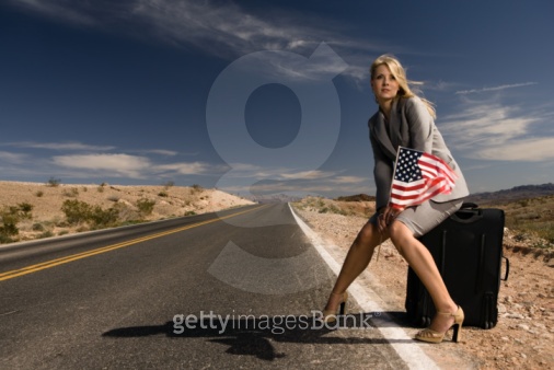 Businesswoman stranded on highway in Mohave Desert 이미지 (92825925) - 게티이미지뱅크